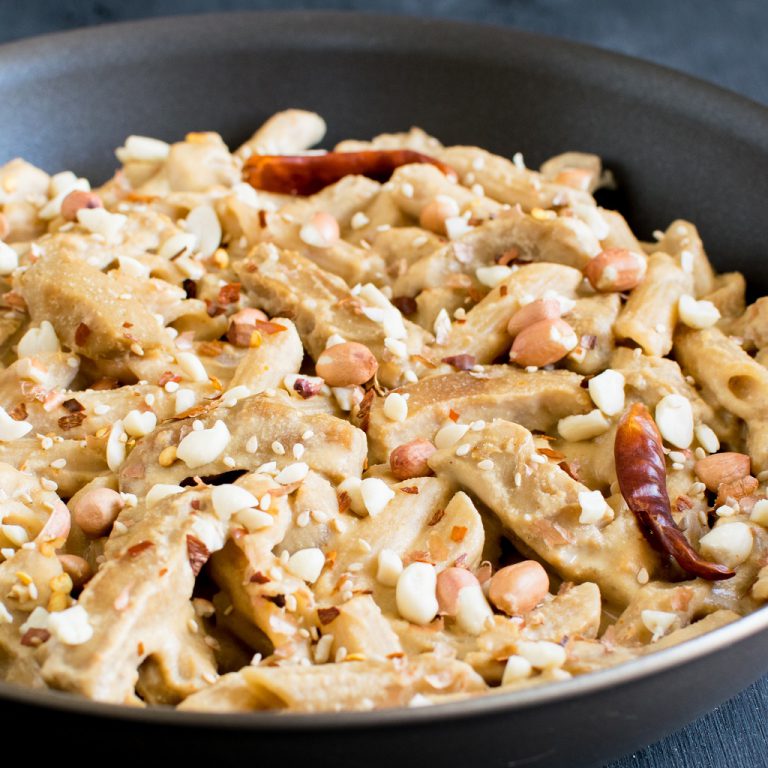 Seitan and Pasta in Spicy Peanut Sauce | vegan | kiipfit.com