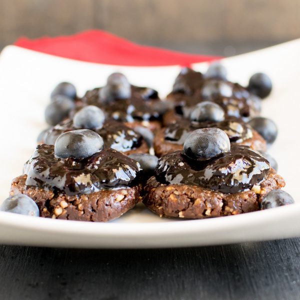 No Bake Chocolate Walnut Cookies with Blueberry Jam Frosting|kiipfit.com