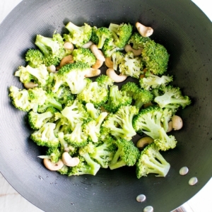 Spicy Cashew Broccoli Stir Fry - kiipfit.com